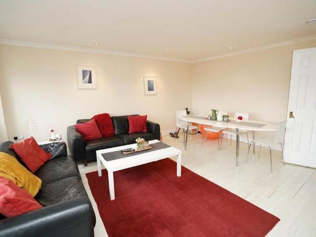 3 bedroom flat to rent