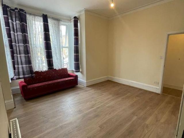 3 bedroom flat to rent