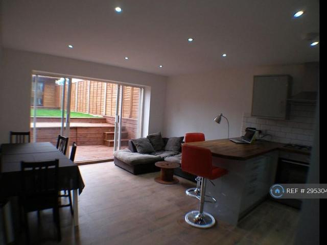 3 bedroom flat to rent