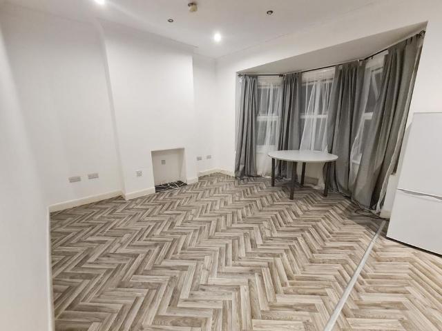 3 bedroom flat to rent