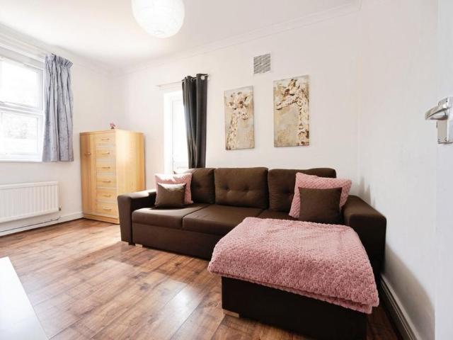3 bedroom flat to rent