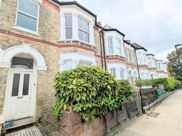 3 bedroom flat to rent