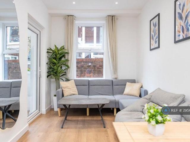 3 bedroom flat to rent