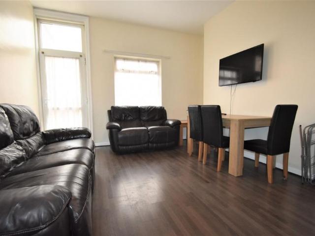 3 bedroom flat to rent