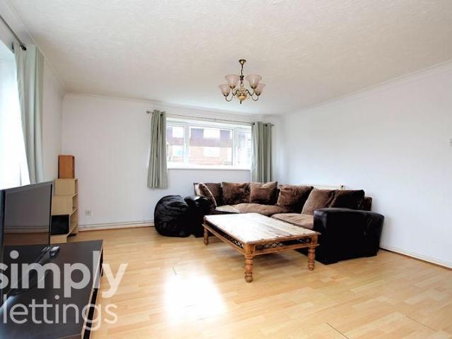 3 bedroom flat to rent