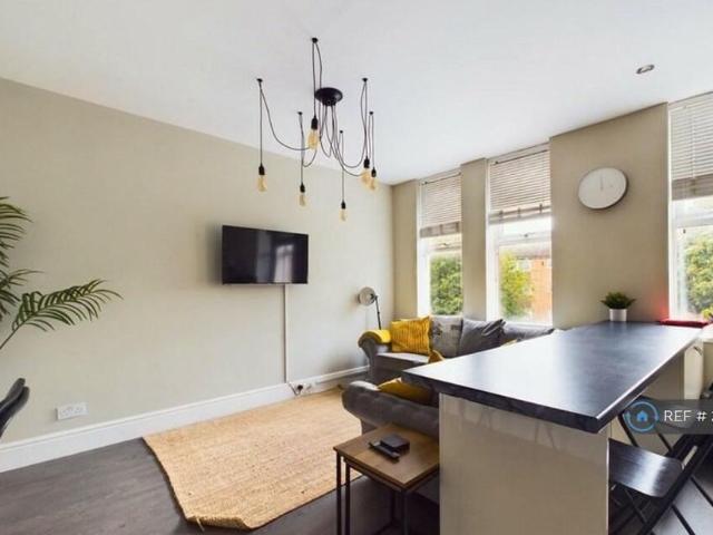 3 bedroom flat to rent