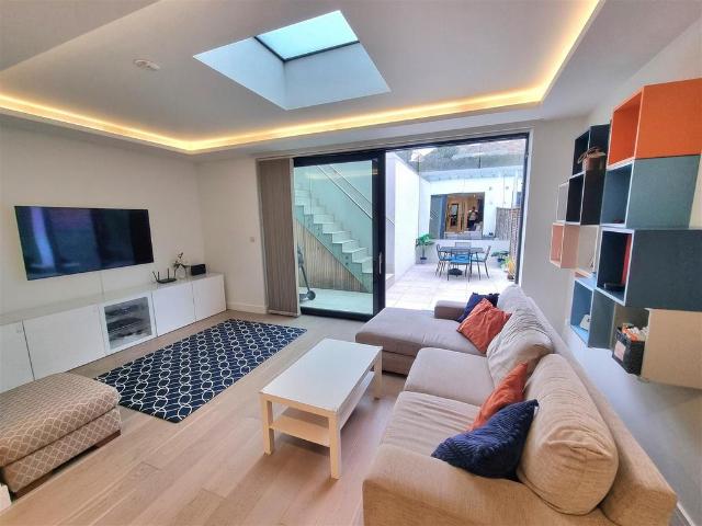 3 bedroom flat to rent