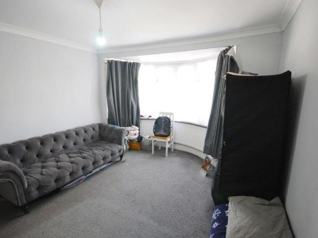 3 bedroom flat to rent