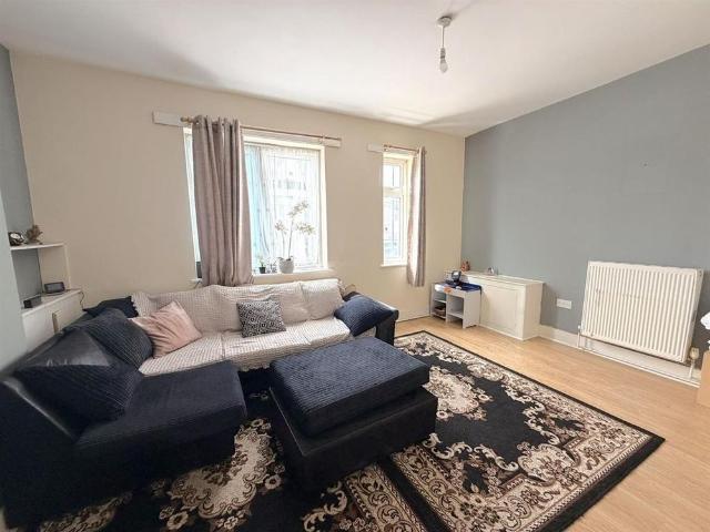3 bedroom flat to rent