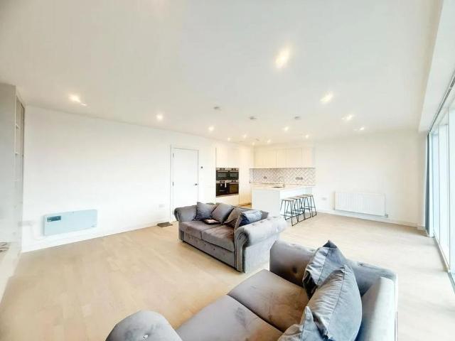 3 bedroom flat to rent