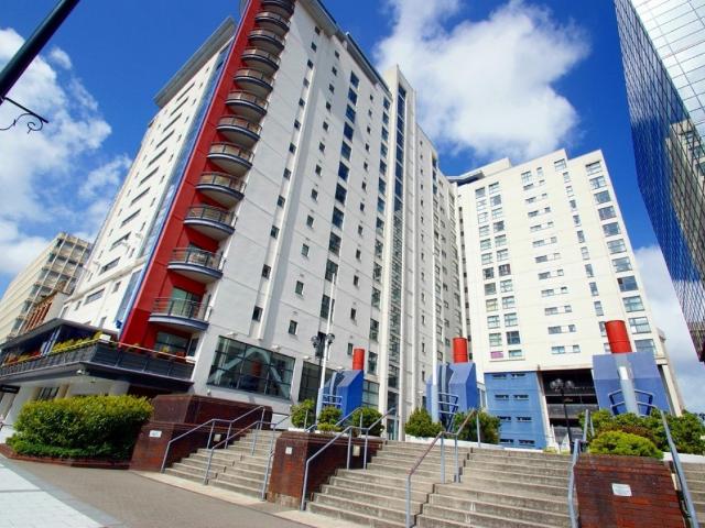 3 bedroom Flat To Rent