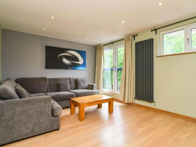 3 bedroom flat to rent