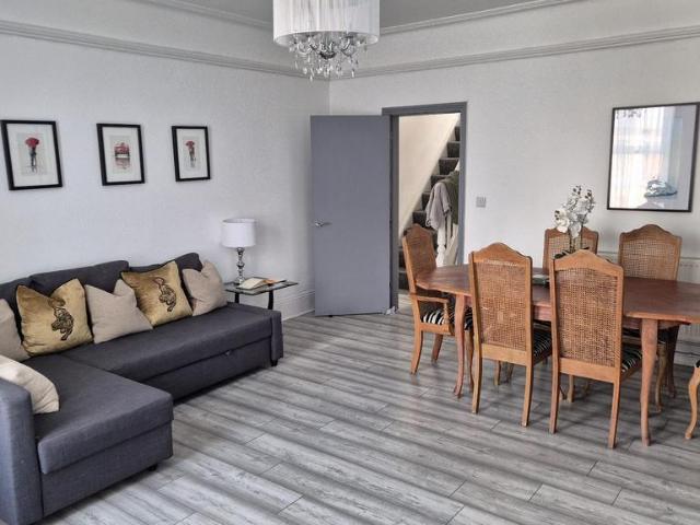 3 bedroom flat to rent