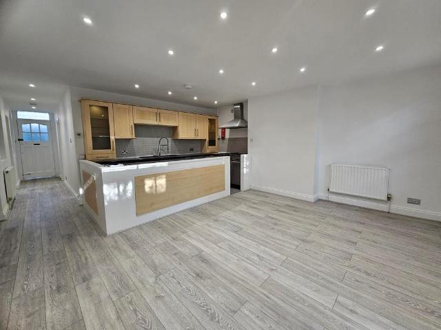 3 bedroom flat to rent