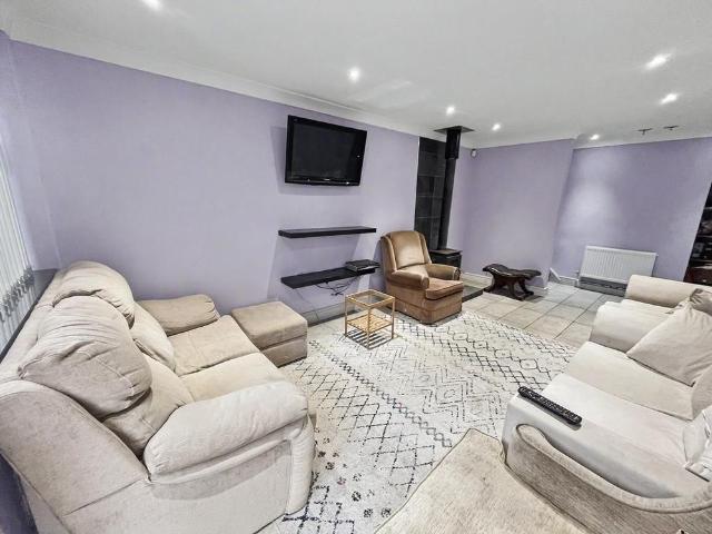 3 bedroom flat to rent