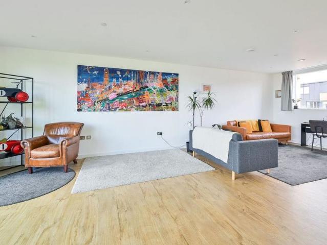 3 bedroom flat to rent