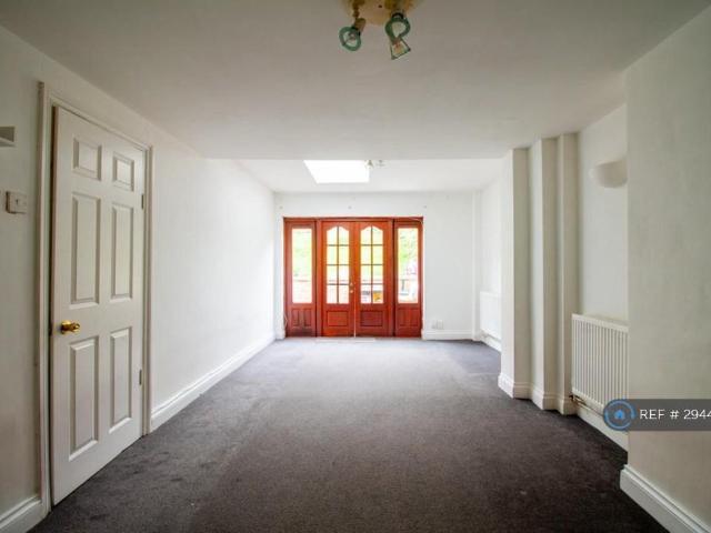 3 bedroom flat to rent