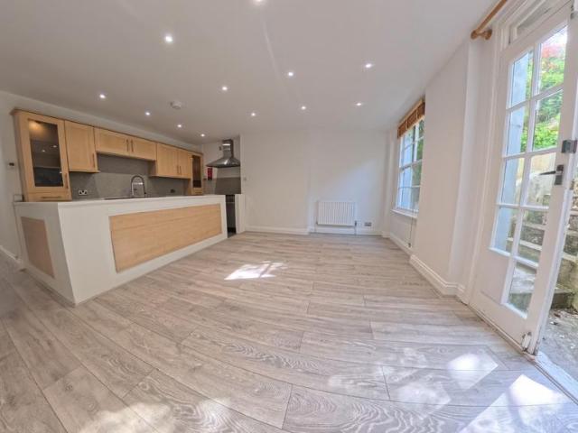 3 bedroom flat to rent
