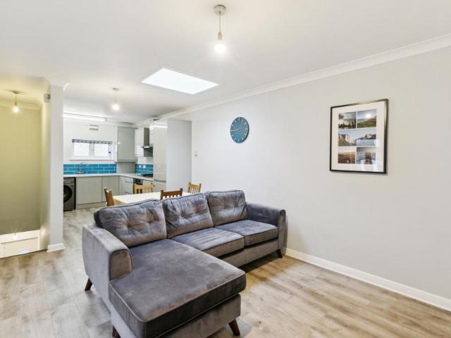 3 bedroom flat to rent