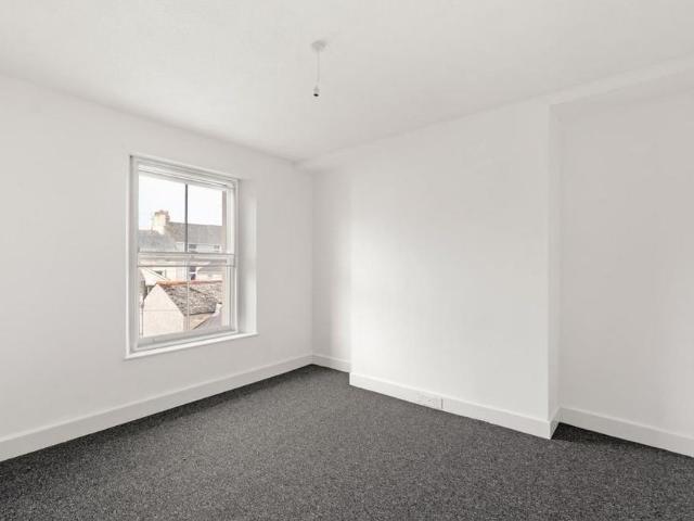3 bedroom flat to rent