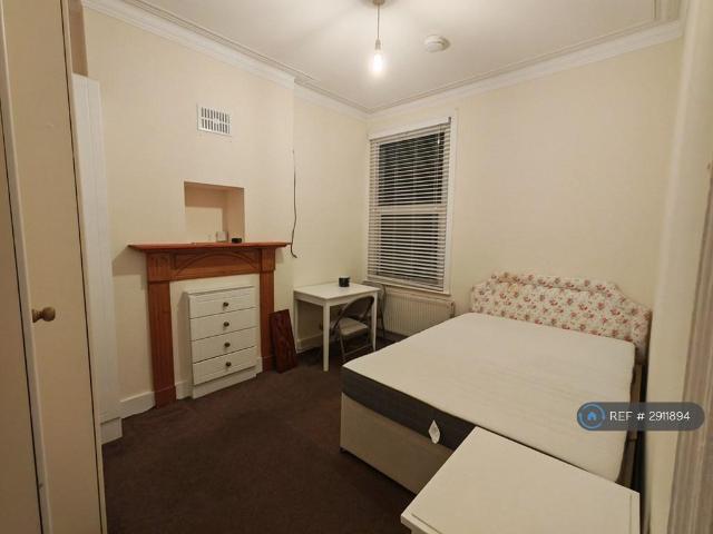 3 bedroom flat to rent