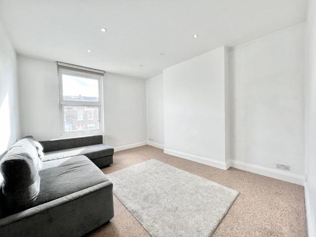 3 bedroom flat to rent