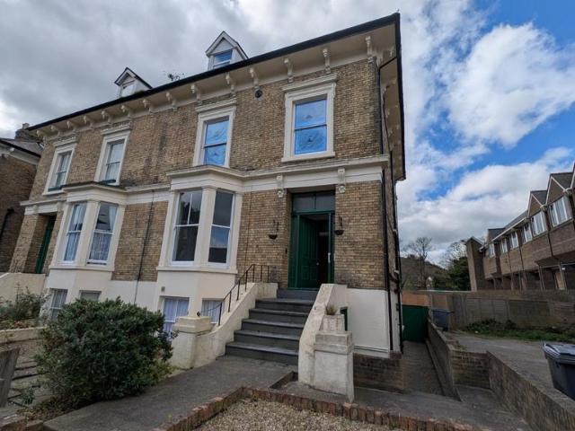 3 bedroom flat to rent