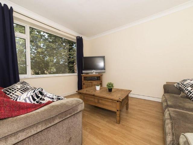 3 bedroom flat to rent