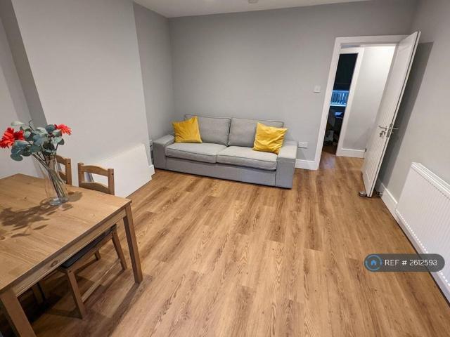 3 bedroom flat to rent
