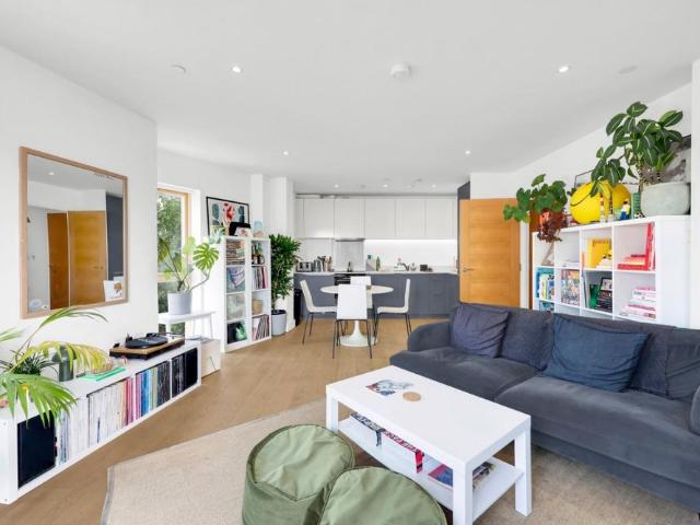 3 bedroom Flat To Rent