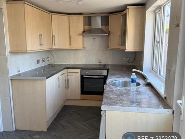 3 bedroom flat to rent