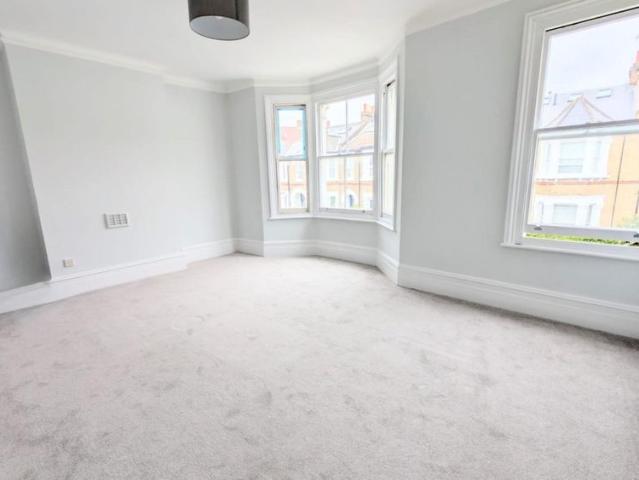 3 bedroom Flat To Rent