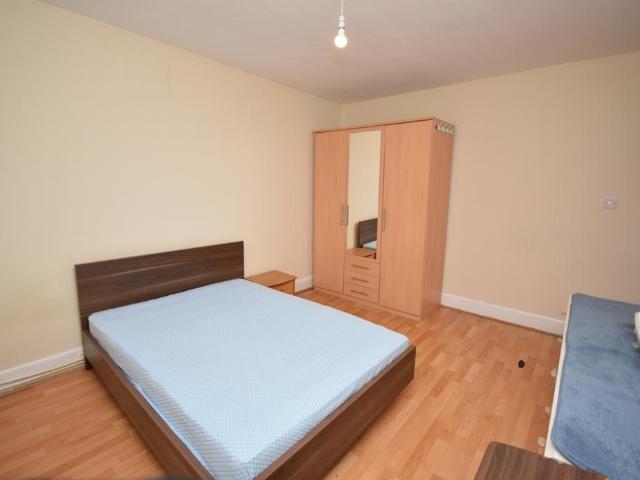 3 bedroom flat to rent