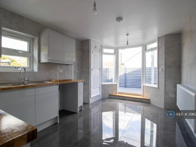 3 bedroom flat to rent