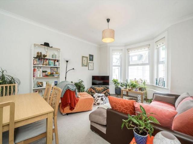 3 bedroom flat to rent