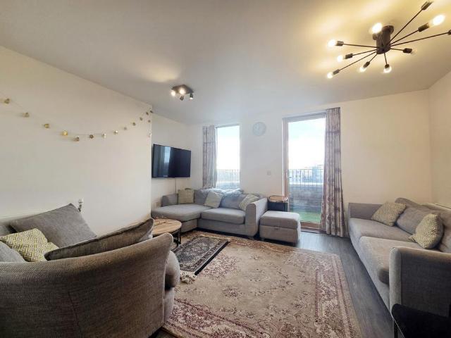 3 bedroom flat to rent