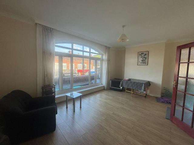 3 bedroom flat to rent