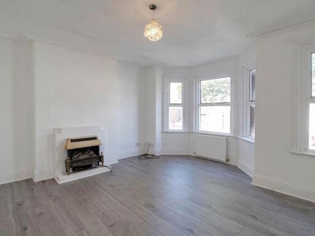 3 bedroom flat to rent