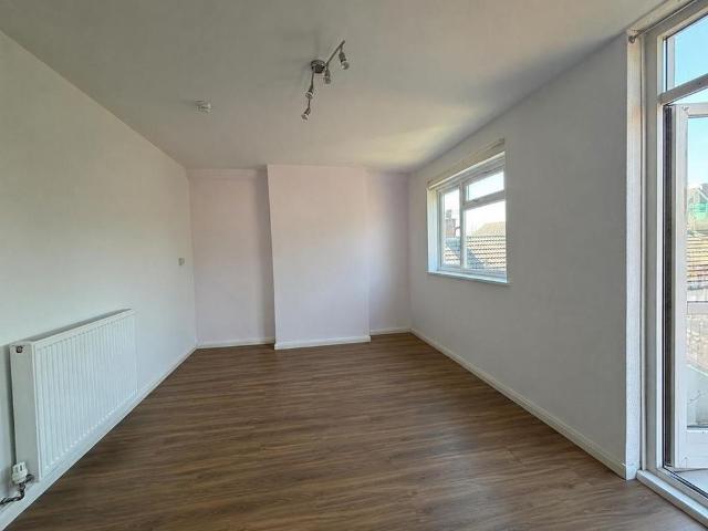 3 bedroom flat to rent