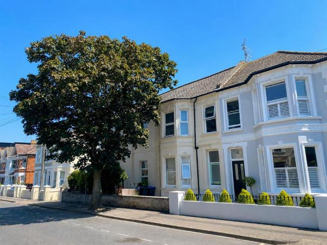 3 bedroom flat to rent