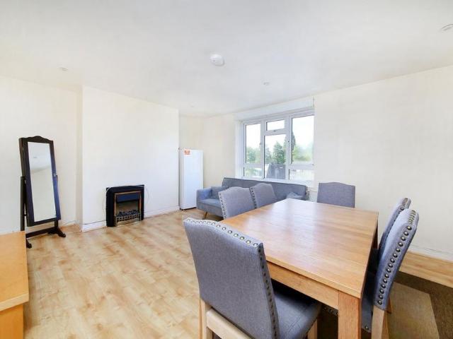 3 bedroom flat to rent