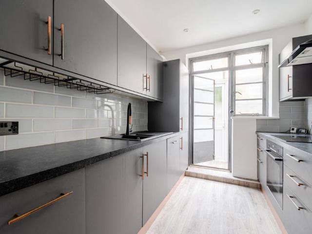 3 bedroom flat to rent