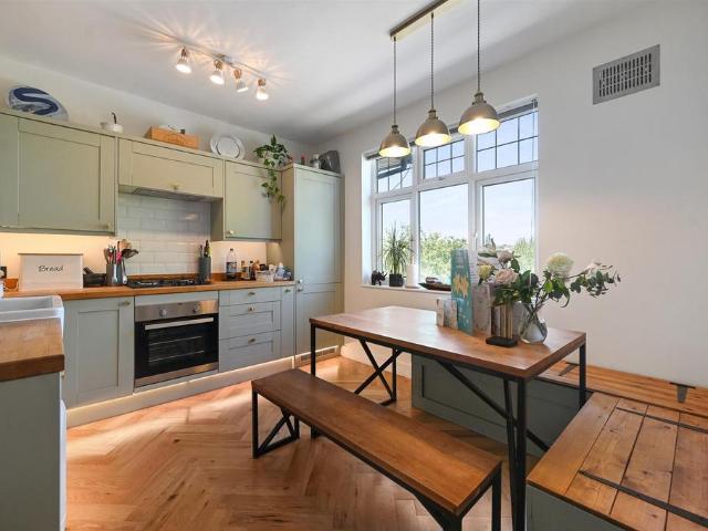3 bedroom flat to rent
