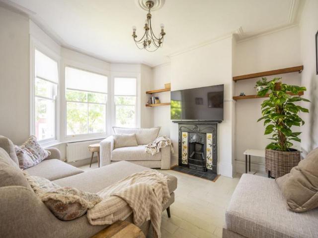3 bedroom flat to rent