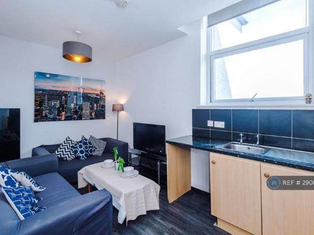 3 bedroom flat to rent
