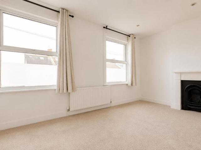 3 bedroom flat to rent
