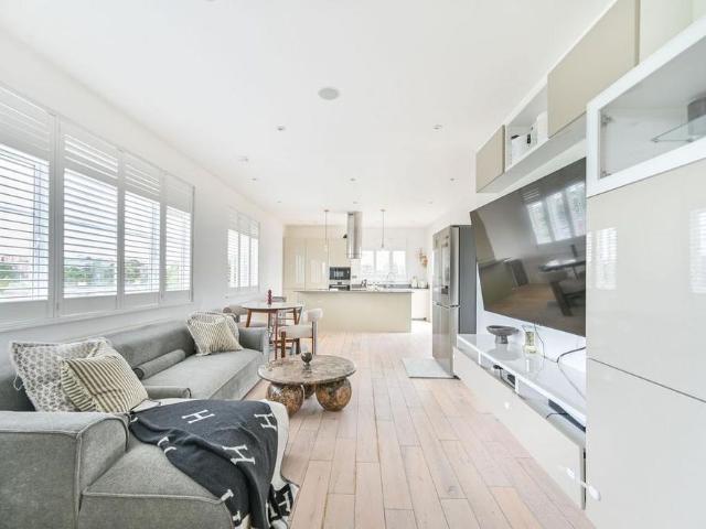 3 bedroom flat to rent