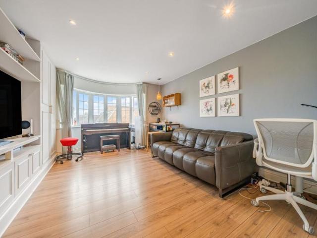 3 bedroom flat to rent