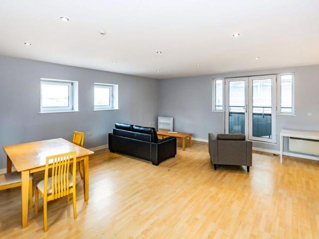 3 bedroom flat to rent