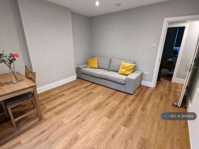 3 bedroom flat to rent